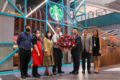 ผู้บริหารเอ็ม บี เค เซ็นเตอร์ มอบดอกไม้แสดงความยินดี Grand Opening ฉลอง