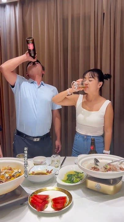 酒桌上你玩过杂技吗？吃出仪式感 酒文化 这是一种很新的喝酒姿势 有趣的灵魂 生活需要点乐趣星城蛙姐 有趣的视频 有趣的灵魂