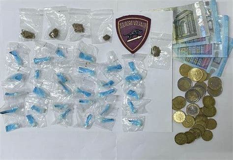Contrasto Allo Spaccio Di Droga Polizia In Campo Sequestri E Arresti
