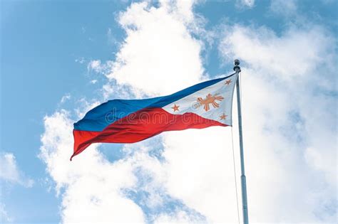 Ondear Bandera Filipina En Un Asta De Bandera Foto De Archivo Imagen