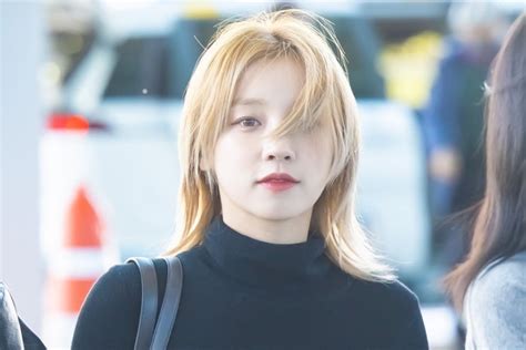 여자아이들 우기 공항패션 픽한 펜디 숄더백 여행 가방 얼마야 네이버 블로그