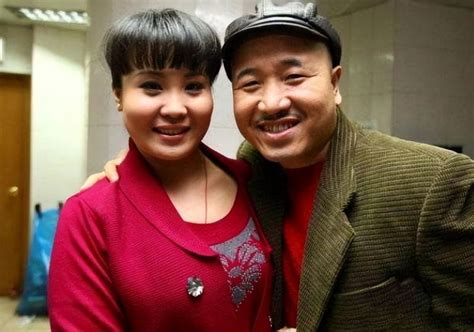 “刘能”王小利发声辟谣去世，与妻子李琳在苞米地拍戏恩爱有加腾讯新闻