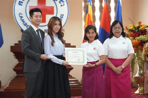 លោក តាំង ម៉េងហុង និងលោកស្រី លឹម នាងនាថ បរិច្ចាគថវិកា ១ម៉ឺនដុល្លារ ដល់កាកបាទក្រហមកម្ពុជា