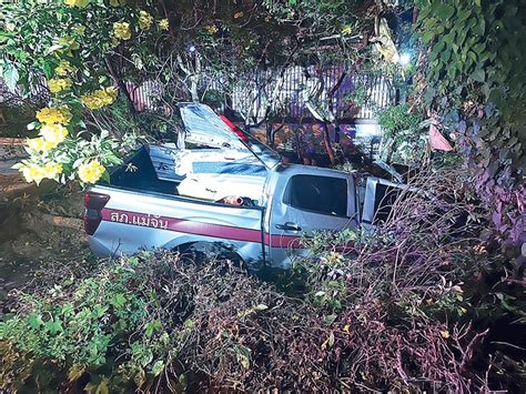 ในประเทศ ตร ดับสลด3นาย ขับรถกระบะชนรถบรรทุก คาดสาเหตุเสาไฟฟ้ายื่นล้ำ