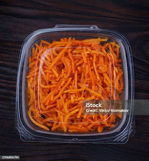 밀봉된 플라스틱 용기에 담긴 한국식 매운 당근 샐러드 상의 모습 갈기갈기 찢어진에 대한 스톡 사진 및 기타 이미지 갈기갈기 찢어진 강판에 갈기 건강한 생활방식