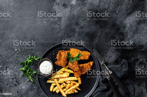 생선과 칩 감자 튀김소스와 함께 제공됩니다 검은 색 배경 맨 위 보기입니다 복사 공간 0명에 대한 스톡 사진 및 기타 이미지