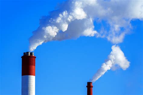 푸른 하늘의 배경에 연기가 나는 빨간색 흰색 파이프 두 개 0명에 대한 스톡 사진 및 기타 이미지 0명 공기 오염 공장