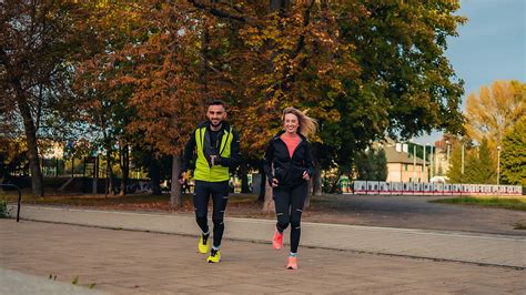 Jak przygotować się do biegania w deszczu Co warto mieć ze sobą podczas jesiennych treningów