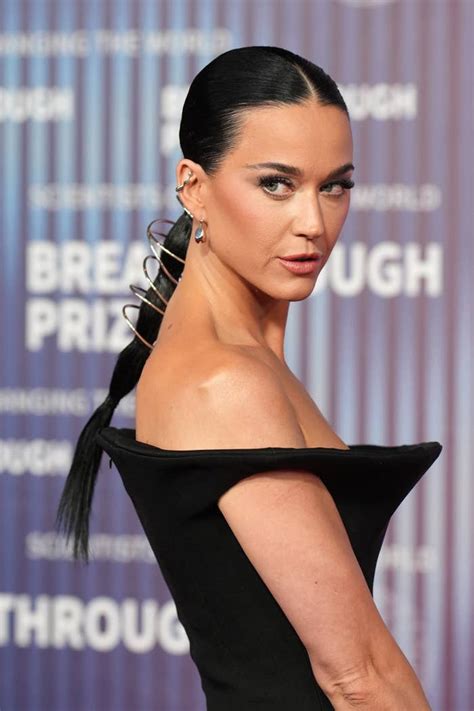 Katy Perrys Awkward Wardrobe Malfunction On American Idol