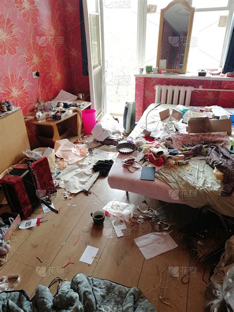 早晨凌乱卧室床垂直画幅窗户机敏住宅房间无人家庭生活