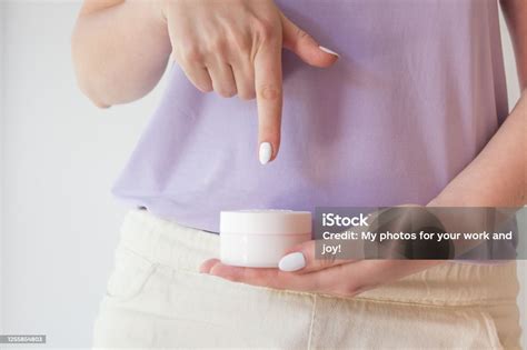 안티 에이징 크림 항아리는 아름다운 매니큐어와 여성의 손에 개최됩니다 피부 회춘을 위한 천연 유기농 친환경 화장품 건강관리와 의술에 대한 스톡 사진 및 기타 이미지 Istock