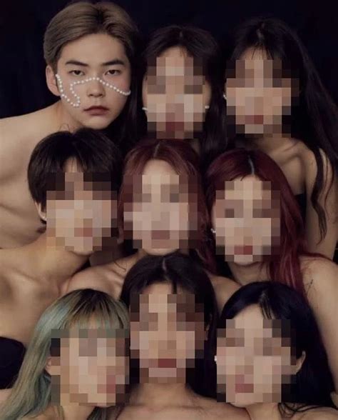 현직 아이돌 멤버 충격적인 과거 사진…여사친 8명과 상의 탈의 포텐 터짐 최신순 에펨코리아