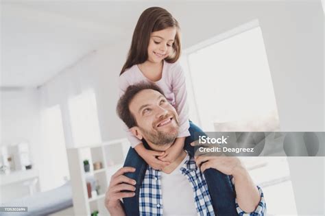 의 초상화 그의 그녀는 그녀의 좋은 귀여운 사랑 스러운 달콤한 사랑 스러운 매력적인 십 대 쾌활 한 명랑 한 긍정적 인 소녀