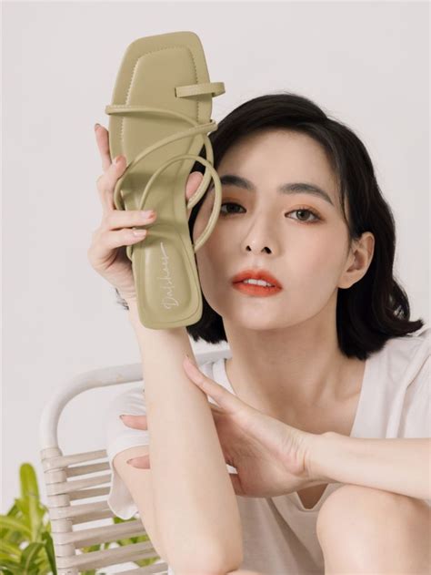 Square Toe Strappy Toe Loop Sandals