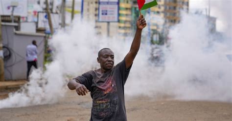 팔레스타인 깃발 흔드는 케냐 시위 참가자