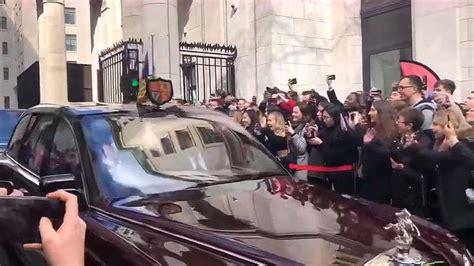 哇是真的英国女王这车太豪华了女王笑的好和蔼气质绝了 娱乐 明星娱乐 好看视频