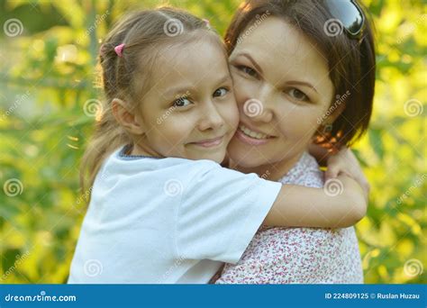 Feliz Madre E Hija Posando En El Parque Imagen De Archivo Imagen De Esc Nico Follaje