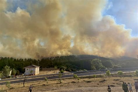 Baja El Nivel De Peligro Del Incendio De Zamora Con Los Vecinos