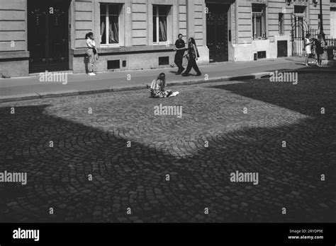 Junge Frau Auf Der Stra E Black And White Stock Photos Images Alamy