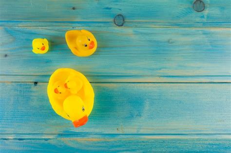 고무 오리와 Ducklings 노란색 배경으로 무료 사진