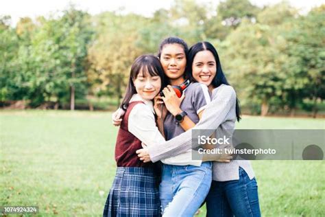 다민족 하 고 다양 한 모든의 포옹과 함께 야외 녹색에서 수용 여성 십 대 친구 공원 배경우정과 사회 행복 개념 3 명에 대한