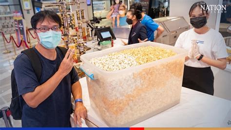 ទិញពោតផ្ទុះអស់៥ដុល្លារ មហាជនយករបស់ដាក់ប្លែកៗ មើលហើយអស់សំណើច នៅប្រទេសថៃ