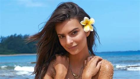 Si Swim Model Emily Ratajkowski Posed In Nothing But A Lush Green Leaf