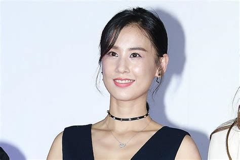 黄圣依出席活动被吐槽变丑斗鸡眼大长脸形象全毁