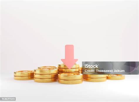 白い背景に矢印と金色のコインスタックで落ちるコイン イラストレーションのベクターアート素材や画像を多数ご用意 イラストレーション