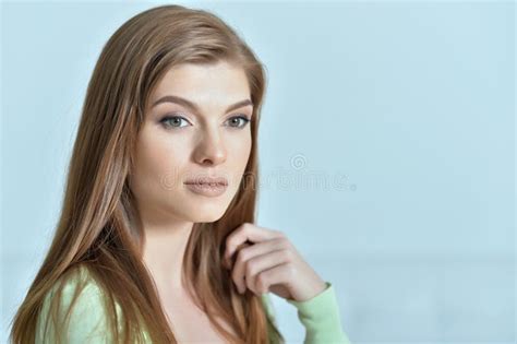 摄影棚中摆姿势的年轻女子肖像 库存照片 图片 包括有 方式 摆在 白种人 人们 确信 年轻 270915142