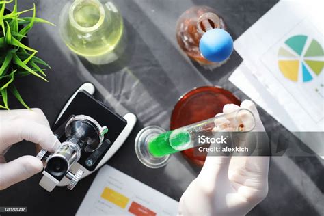 실험실 연구 약물 검사 실험실에서 화학 실험 현미경 의료 장교의 테이블에 다양한 테스트 튜브와 비커 Stem 주제에 대한 스톡