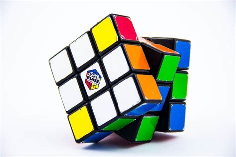 Ein Rubiks Cube auf weißem Hintergrund - Creative Commons Bilder