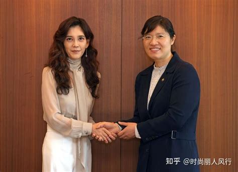 52岁三星长公主李富真营业！烫了羊毛卷好惊艳，金建希硅胶脸输了 知乎