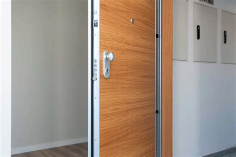Instalación de un marco blindado en una puerta de seguridad