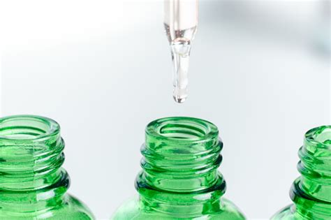 파이펫을 곁들인 드롭퍼 유리 병 투명한 히알루론 천연 미용 제품및 에코 세럼 스킨 케어 컨셉 위쪽 가로 뷰 복사 공간 0명에 대한 스톡 사진 및 기타 이미지 Istock