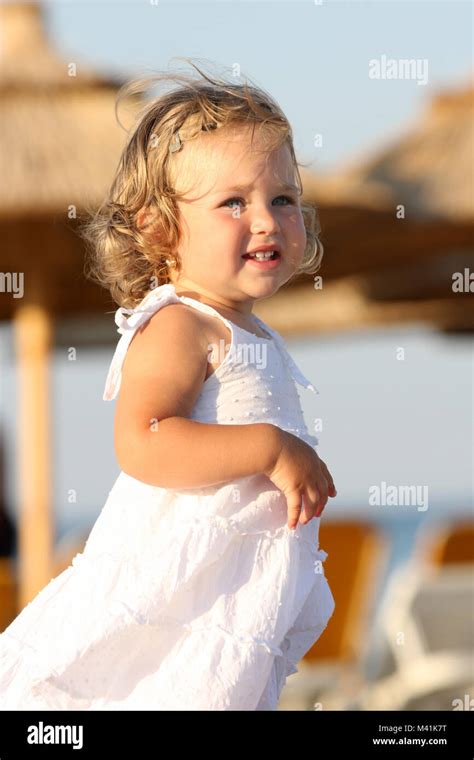 Schönheit Ein Kleines Mädchen Am Strand Im Meer Stockfotografie Alamy