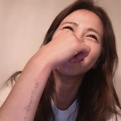 우리엄마는 평생 전업주부셨다 우리가 다 출가하고 성인이 되었을때 사회생활을 시작하신 늘 학교마치고 집에가면 엄마가 집에 계셨고 종종 엄마가 볼일보러가고 안계실때 되게