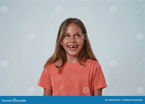 快乐的白人小女孩的肖像 库存图片 图片 包括有 快乐 童年 设计 欧洲 白种人 工作室 纵向 243923323