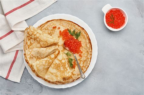 크레페 얇은 팬케이크 회색 접시에 빨간 캐비어가있는 러시아 팬케이크 대리석 배경 공간을 복사합니다 맨 위 보기입니다 0명에 대한 스톡 사진 및 기타 이미지 Istock