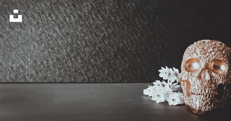 金と白の花飾りの写真 Unsplashの無料グレー写真