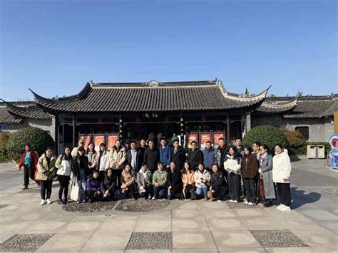 赏秋景，品秋韵－学校工会组织开展秋游活动