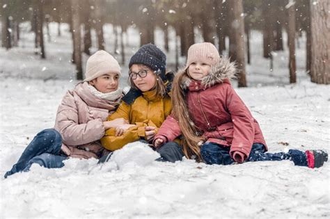 Crianças Brincando Na Neve Crianças Brincando Ao Ar Livre Na Neve Do