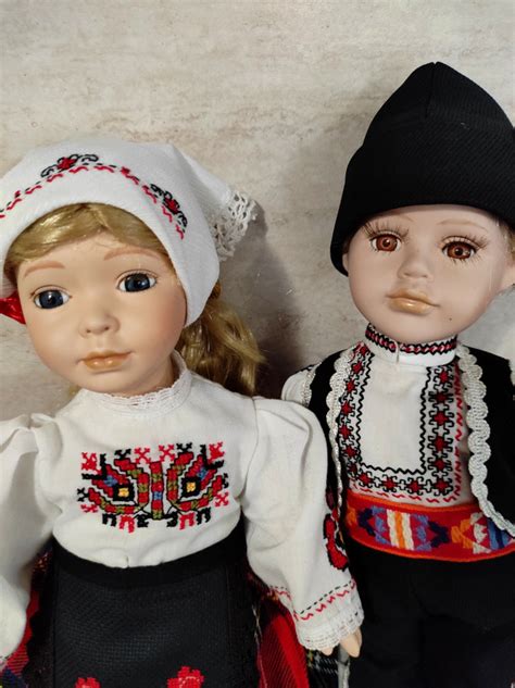 Кукли с ръчно бродирани носии Handmasters Bg