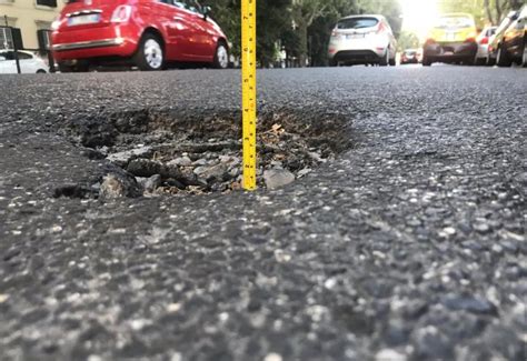 Bologna Cede L Asfalto In Via Saffi Voragine E Strada Chiusa Per