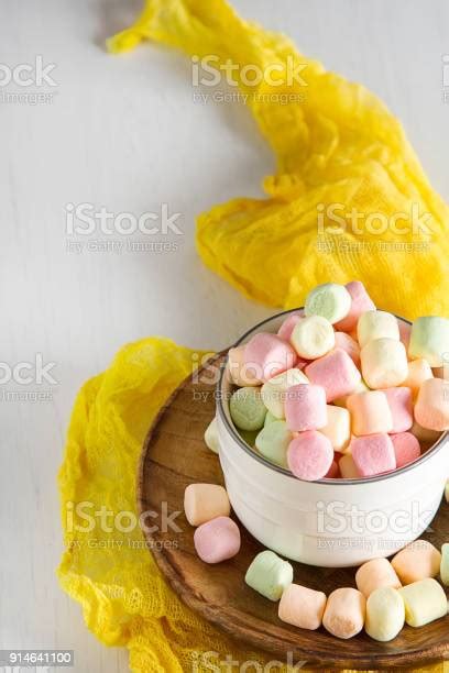 마 시 멜로 다채로운입니다 생일 밝은 흰색 배경입니다 겨울에 대한 스톡 사진 및 기타 이미지 겨울 눈사람 달콤한 음식