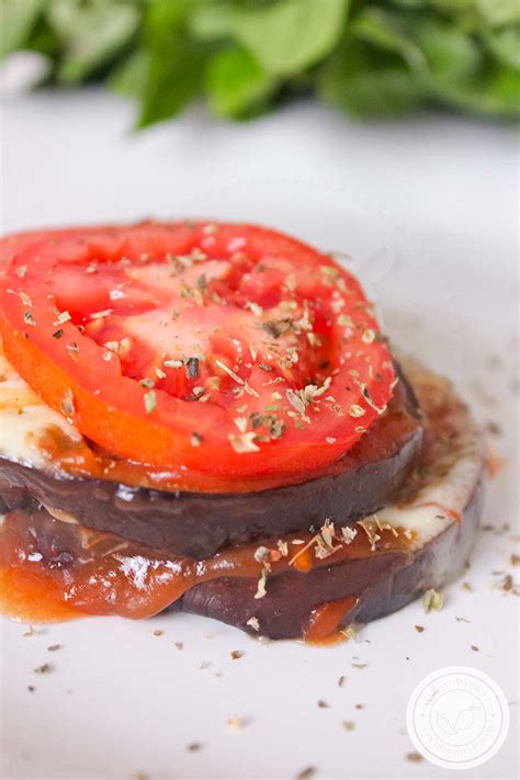 Berinjela Grelhada Com Molho De Tomate E Queijo Um Prato Delicioso