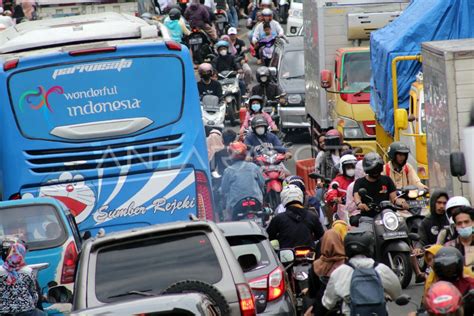 KEPADATAN LALU LINTAS DI JALUR PUNCAK BOGOR ANTARA Foto