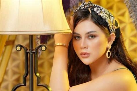 Fakta Rena Dyana Selebgram Seksi Yang Diduga Perempuan Kebaya Hijau Okezone Celebrity