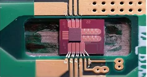 A Cmos Chip And Silicon Photonics Based Energy Efficient Transmitter