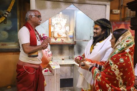 बाबा महाकाल के दर पहुंचे फेमस सिंगर हंसराज रघुवंशी पत्नी के साथ पूजा कर लिया आर्शीवाद Hansraj